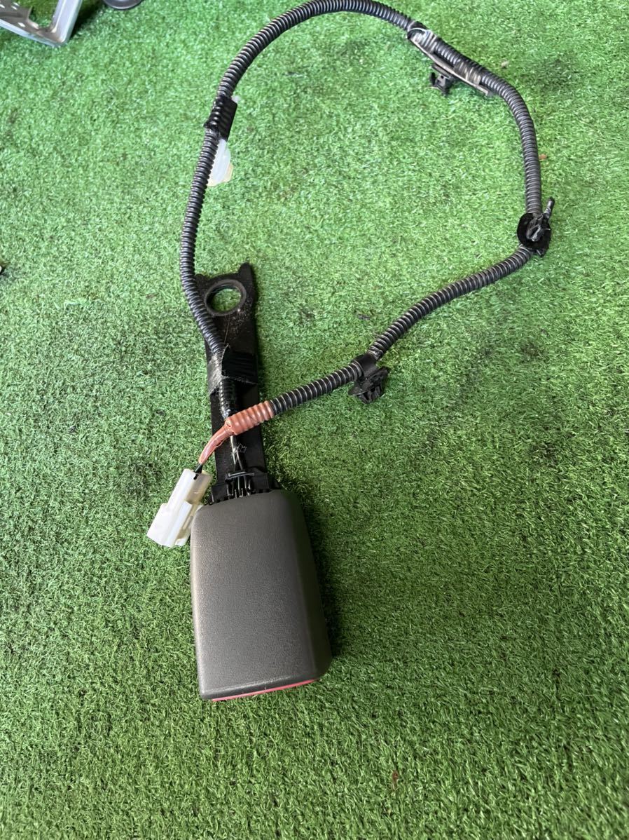 227 トヨタ ZVW 30 プリウス 運転席 シートベルト キャッチ バックル M-10(トヨタ用)｜売買されたオークション情報、yahooの商品情報をアーカイブ公開 - オークファン ...