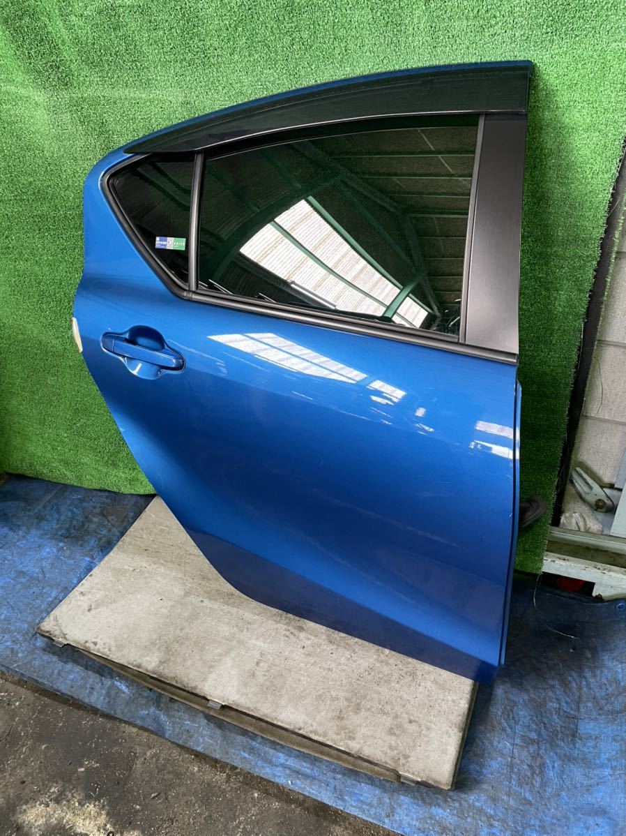 Yahoo!オークション - 54 トヨタ NHP10 アクア リア 右 ドア 8T7 青