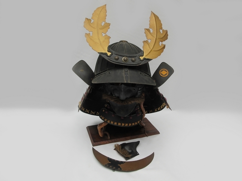 Yahoo!オークション - 兜 面頬 [ 兜掛け 台付き ] 前立て 2種 面頬の...