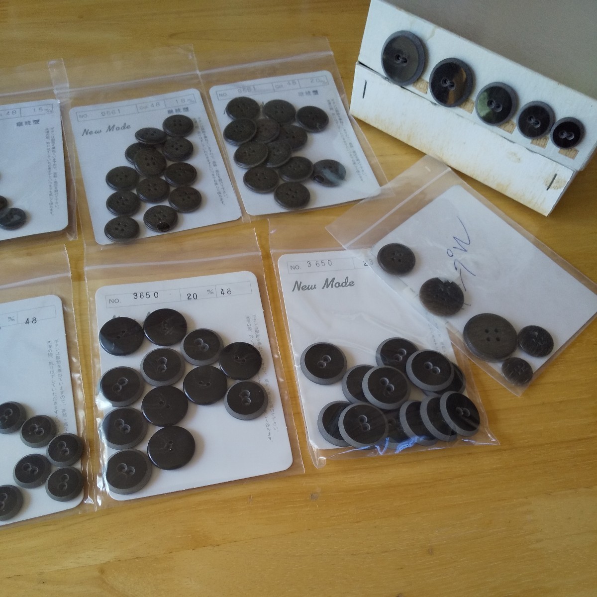 Yahoo!オークション - 昭和レトロな高級ボタン2種類での出品です宜し...