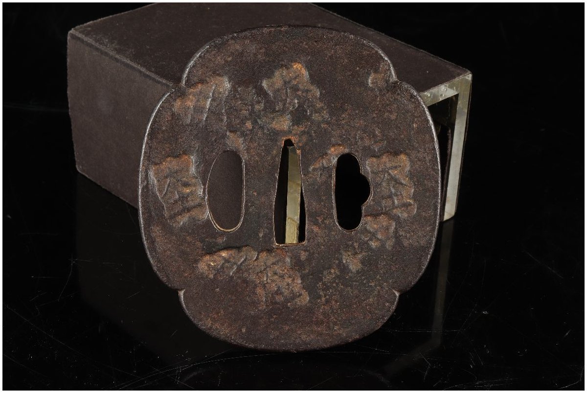 Yahoo!オークション - [URA]江戸期/刀剣美術/無銘/鉄地木瓜形鍔/155g/5...