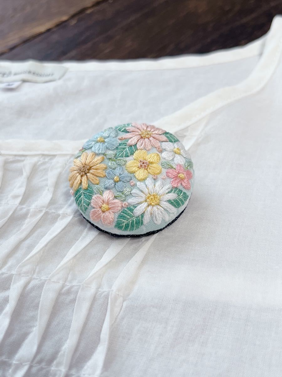 Yahoo!オークション - 【花畑】megu0582 ボタニカル刺繍 ブローチ・ペ...