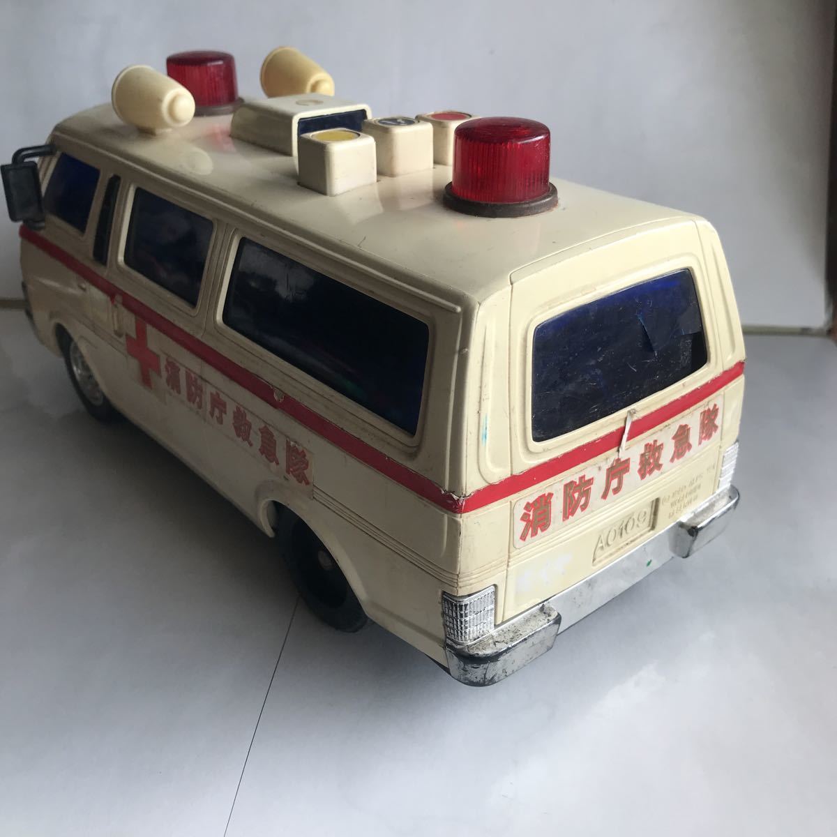 □昭和レトロ アルプス 初代キャラバン救急車旧車ミニカー日産 □昭和レトロ アルプス 初代キャラバン救急車旧車ミニカー日産