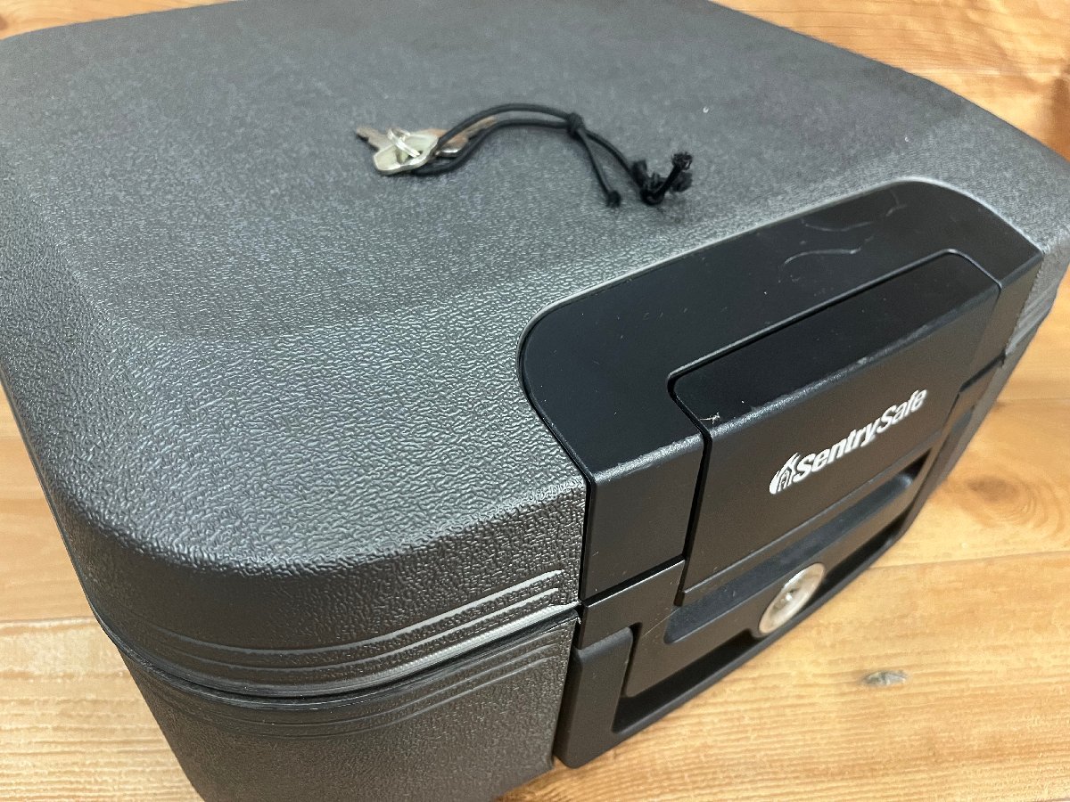 ヤフオク! - sentry safe 手提げ金庫 ポータブル耐火・耐水保...