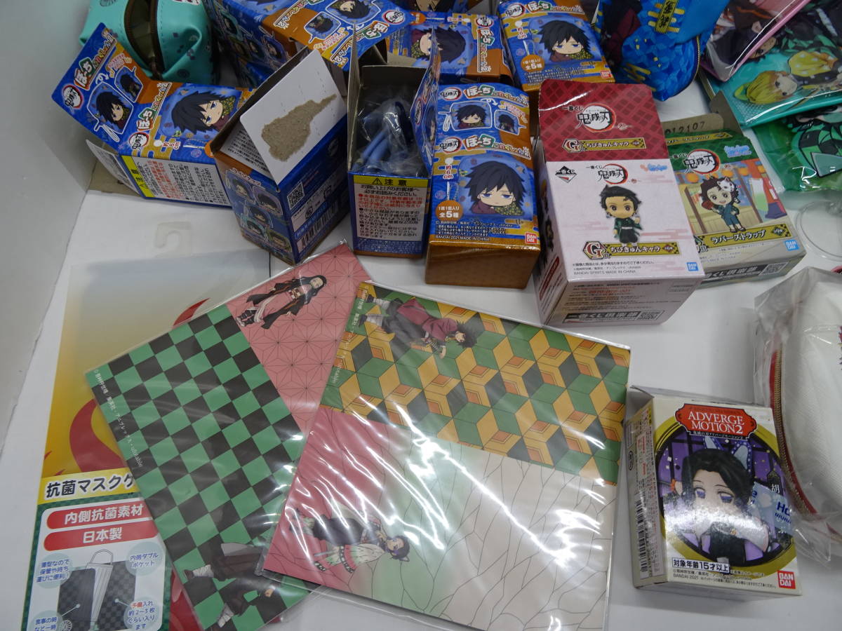 Yahoo!オークション - 32Mdd 鬼滅の刃 グッズセット まとめて箱詰め マ...