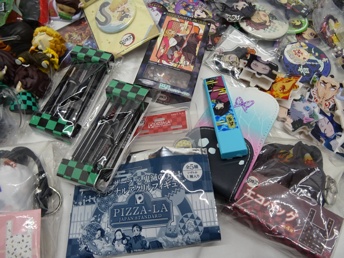 Yahoo!オークション - 32Mdd 鬼滅の刃 グッズセット まとめて箱詰め マ...