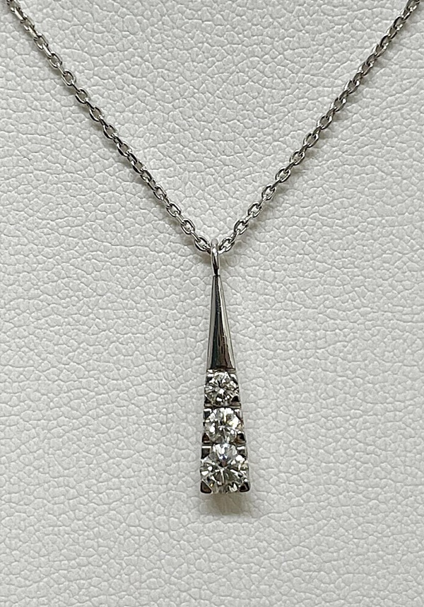Yahoo!オークション - 4℃ K18WG ダイヤのネックレス 0.269ct 3石