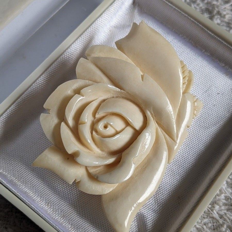 ブローチ 彫刻 象牙色 鯨歯 レトロ 天然素材 ビンテージ ブローチ 彫刻 象牙色 鯨歯 レトロ 天然素材 ビンテージ