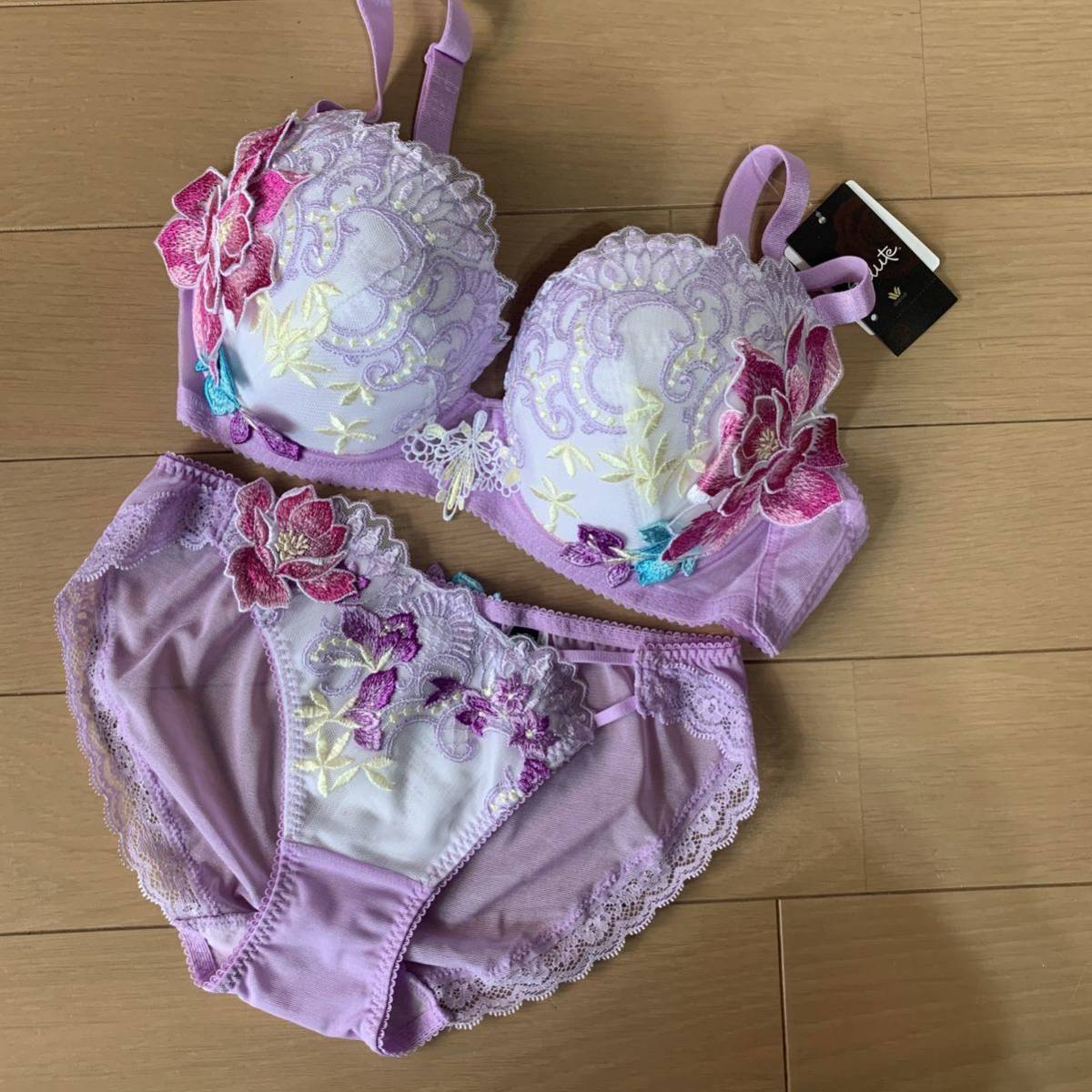 Yahoo!オークション - 《新品》ワコール サルート オシャレな下着上下...