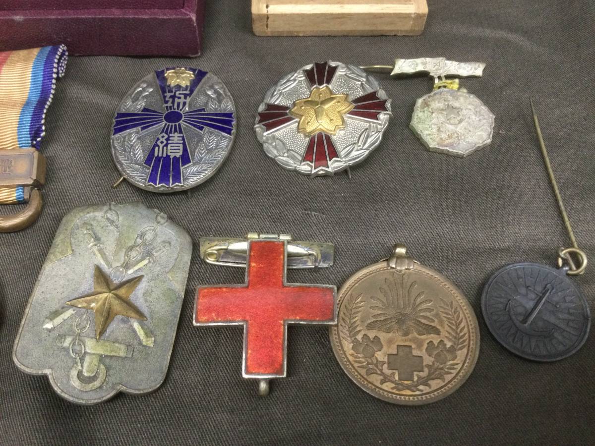 D315-60 記章 勲章 徽章まとめ 昭和/建国廟創建記念賞/大禮記念章/従軍記章/日本赤十字/警衛記念/愛国婦人会/戦争/旧日本軍バッジt(勲章)｜売買されたオークション情報、yahooの ...