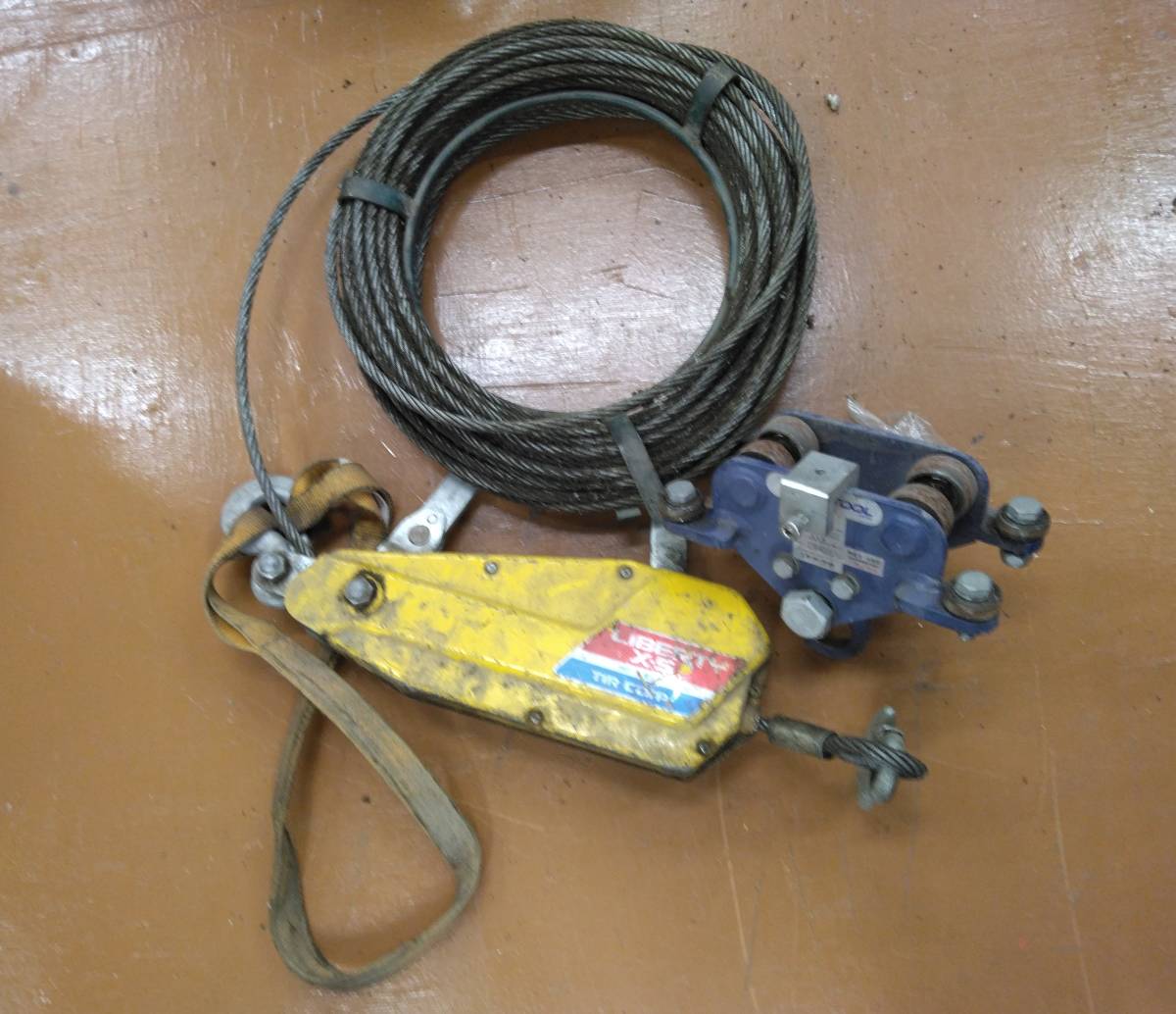 M521 棚み 現状品 LIBERTY X-5 500㎏ チルホール 手動ウインチ ワイヤー付 スーパーツール FRP025 吊り金具 プレーントロリー 11/29(その他)｜売買された ...