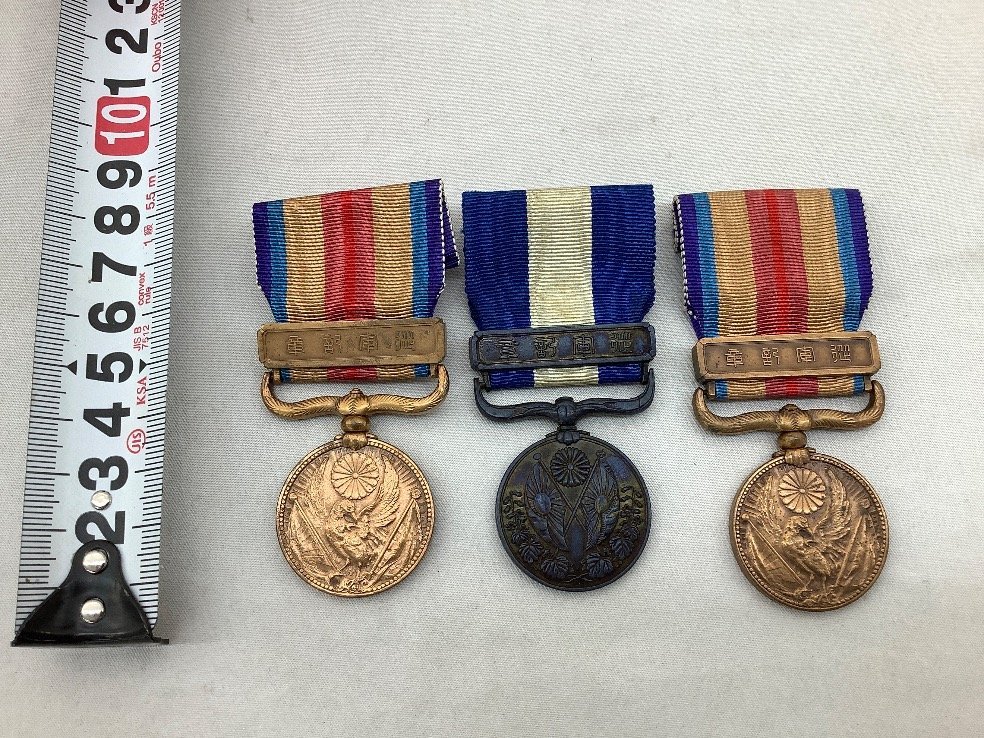 造幣局 支那事変 従軍記章 大正三四年従軍記章 3点まとめ 箱入り 総重量: 約83g 品 ACB(勲章)｜売買されたオークション情報、yahooの商品情報をアーカイブ公開 - オークファン ...