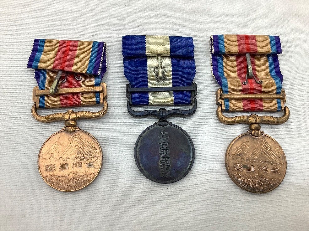造幣局 支那事変 従軍記章 大正三四年従軍記章 3点まとめ 箱入り 総重量: 約83g 品 ACB(勲章)｜売買されたオークション情報、yahooの商品情報をアーカイブ公開 - オークファン ...