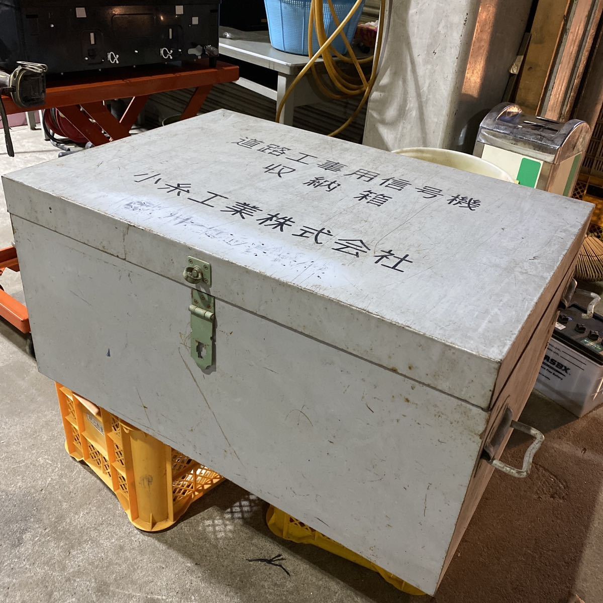 Yahoo!オークション - KOITO 道路工事用 信号機 KS-12 KAV-2 ジャンク