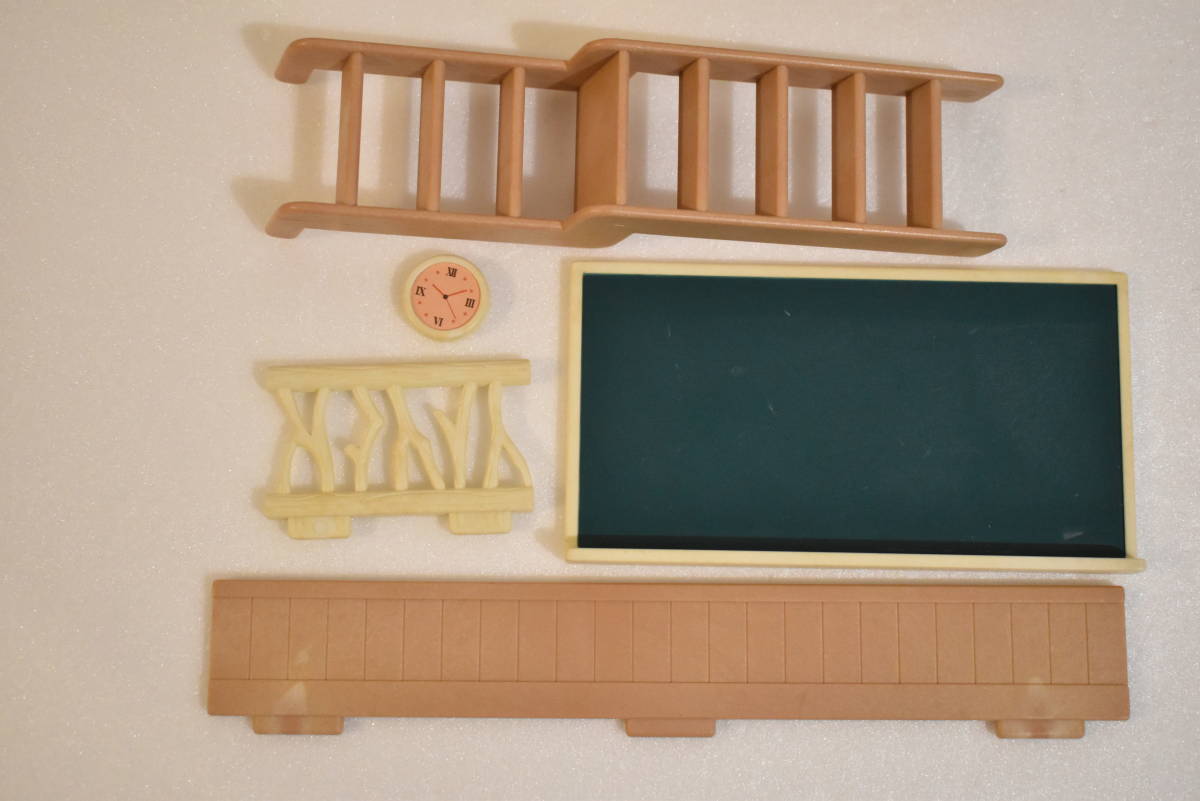 Yahoo!オークション - シルバニア森の学校 家具付属品セット/机/イス/...