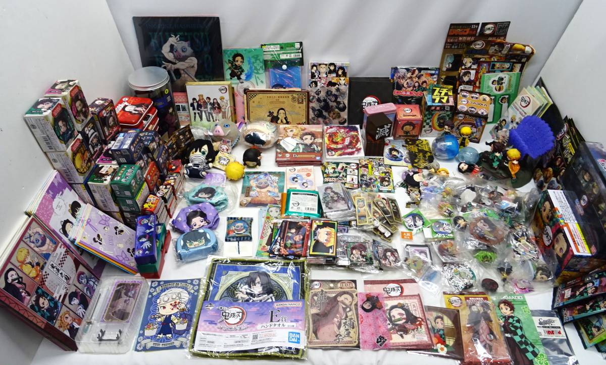 32Mdd 品 鬼滅の刃グッズセット まとめて箱詰め QPosket 缶バッジ キーホルダー ぬいぐるみ タオル(コミック、アニメグッズ)｜売買されたオークション情報、yahooの商品情報を ...