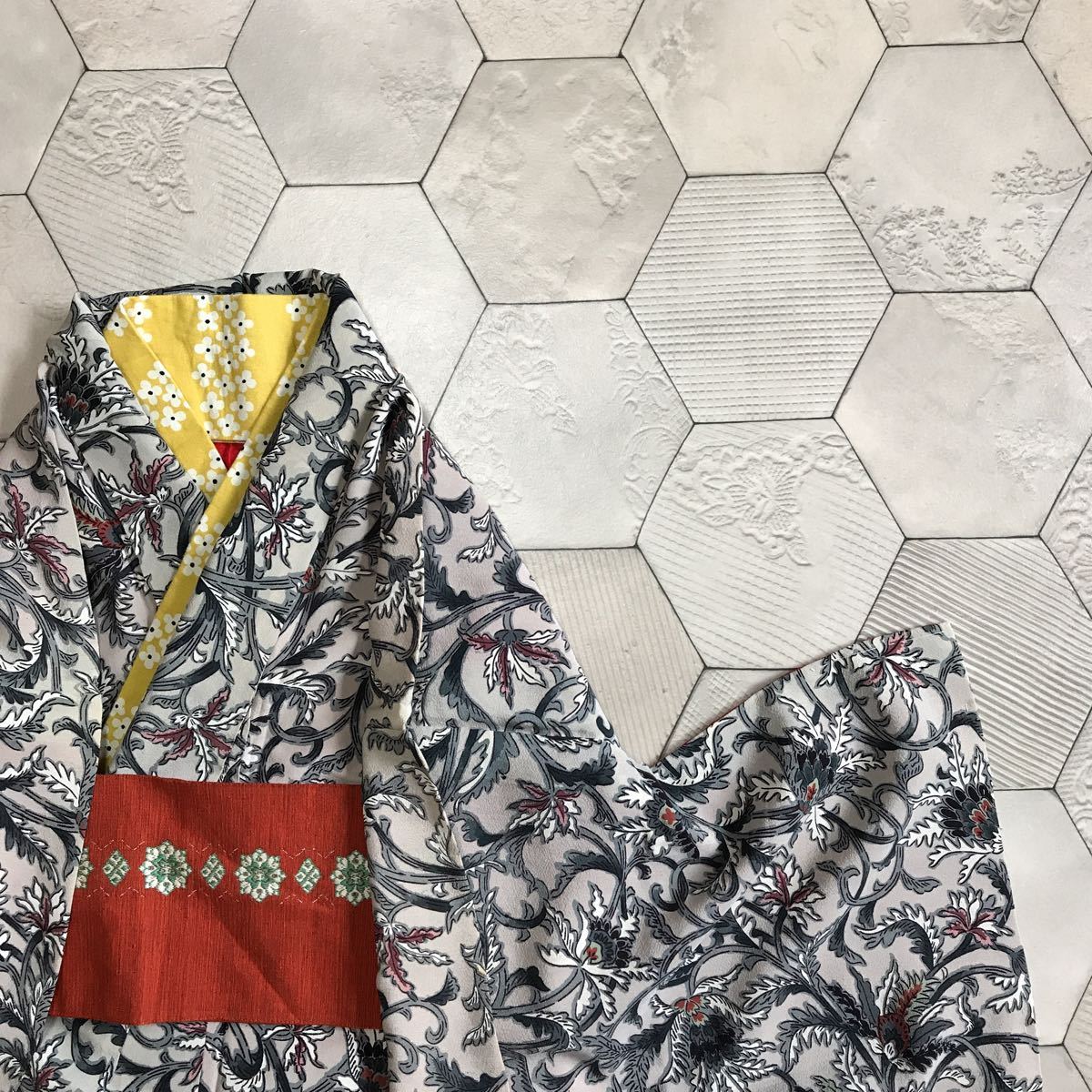 アンティーク 着物 昭和レトロ 大正ロマン 白地 花柄 モダン 和洋折衷コーデ リメイク 絹 正絹100% さ16-18t(アンティーク着物)｜売買されたオークション情報、yahooの商品情報 ...