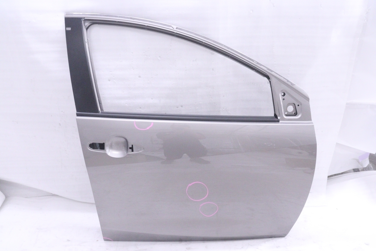 Yahoo!オークション - 3Y-907 MXPA10 ヤリス 右フロントドア 67001-K00...
