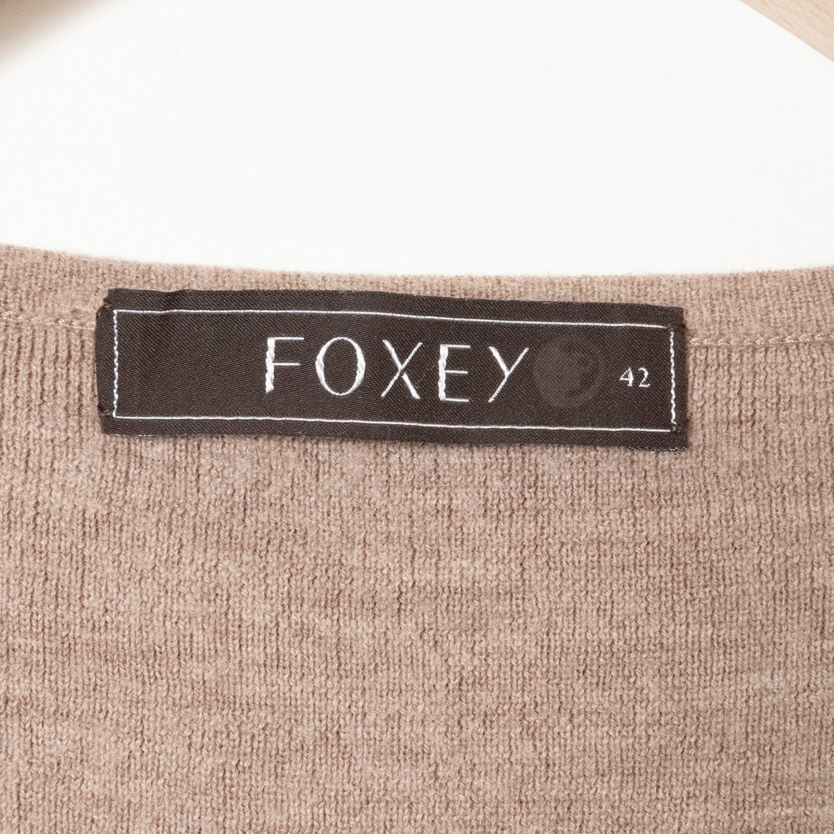 FOXEY トップス カーディガン フォクシー スナップボタン ブラウン系 シンプル 無地 六分袖 羽織もの 綺麗め ベーシック 毛100% 春秋冬 42(トップス)｜売買されたオークション ...