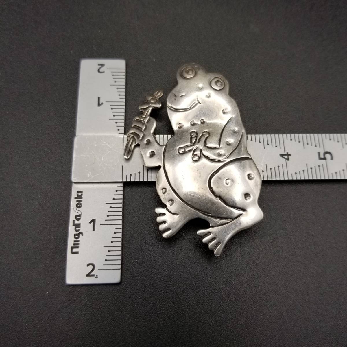 Yahoo!オークション - MA 花を持ったカエル モチーフ キャラクター性 ...