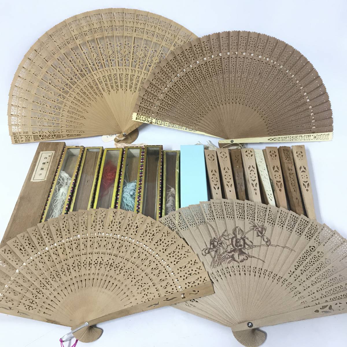 KI25/54 中国 扇子 白檀 透かし彫り まとめて20点 鹿角 檀香扇 香木 中国伝統 工芸品 透彫 描き絵 和装小物 飾り扇 中華人民共和国製(扇子)｜売買されたオークション情報 ...