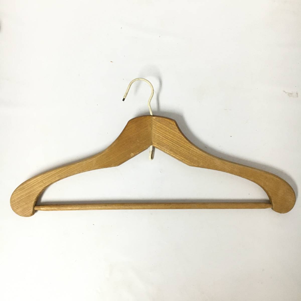 KI25/93 昭和レトロ 古い 木製 ハンガー まとめて100本 ランダム 大量 ビンテージ 洋服 店舗什器 ブティック ウッドハンガー(一般)｜売買されたオークション情報、yahooの商品 ...