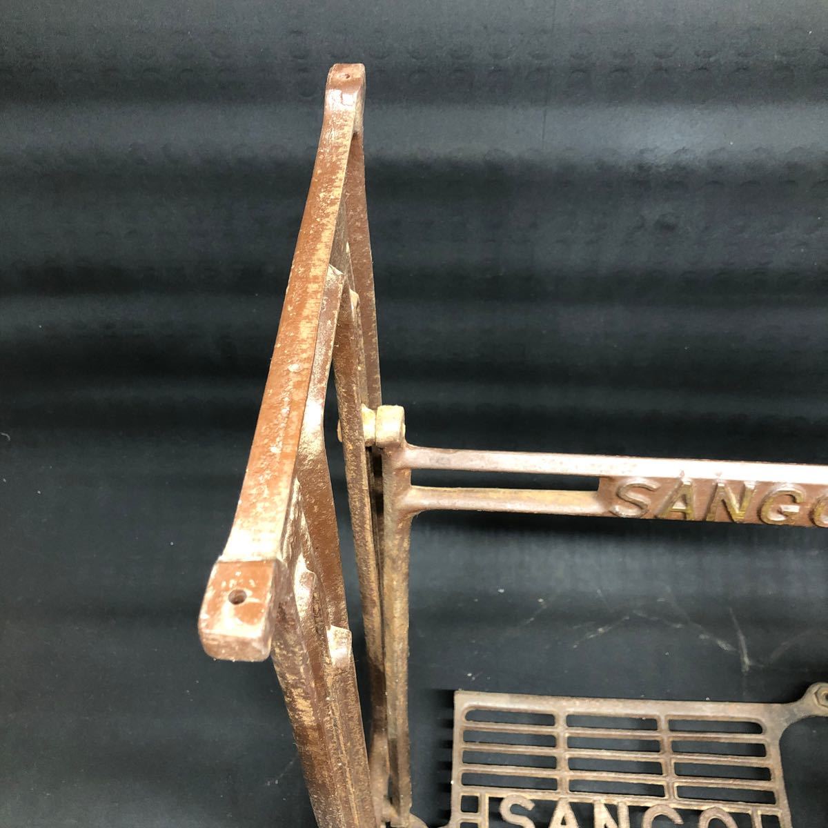 Yahoo!オークション - H57 SANGO 鉄脚 網目 足踏み ミシン アンティー...