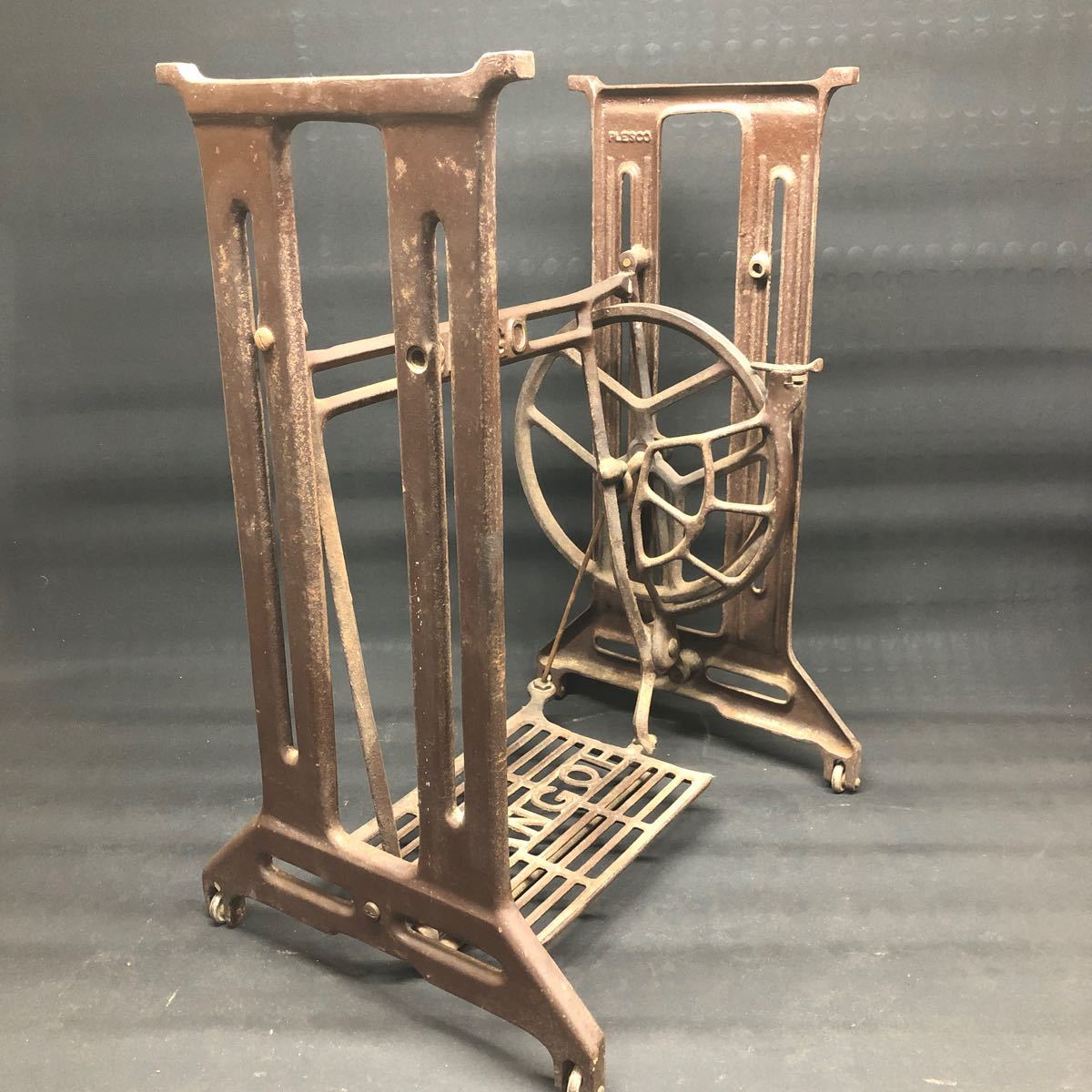 Yahoo!オークション - H57 SANGO 鉄脚 網目 足踏み ミシン アンティー...