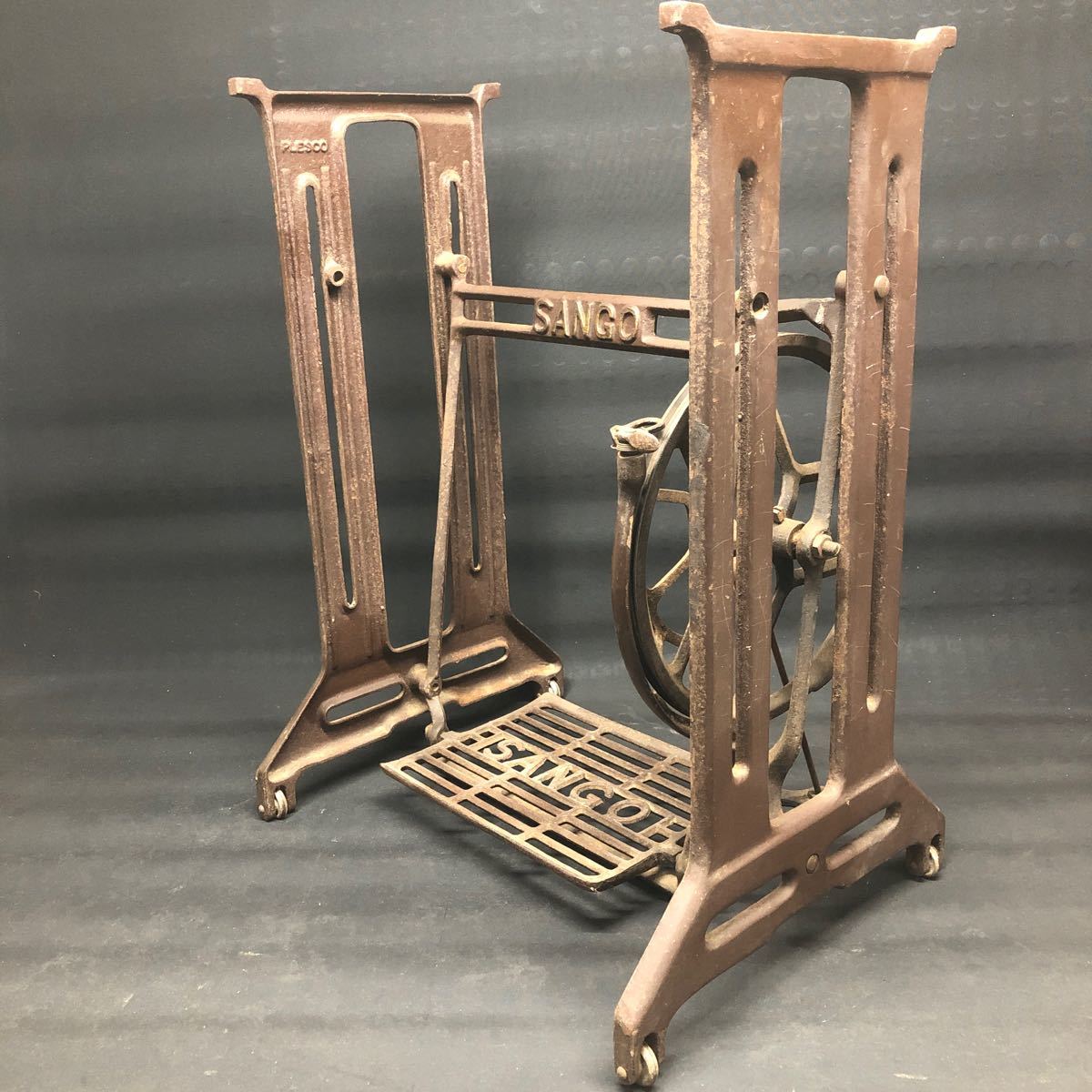 Yahoo!オークション - H57 SANGO 鉄脚 網目 足踏み ミシン アンティー...