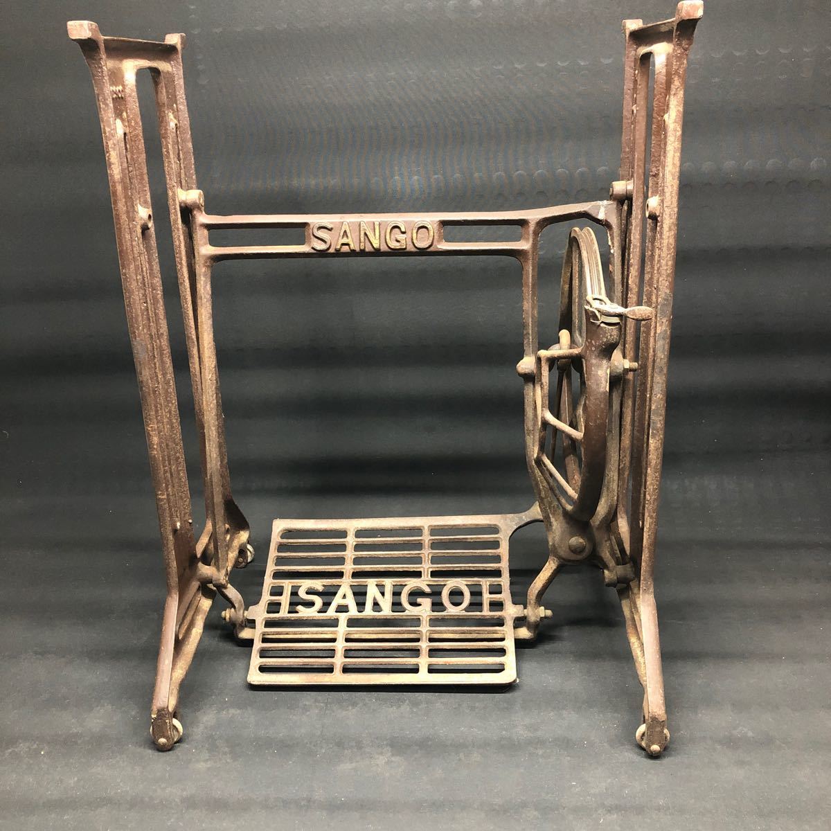 Yahoo!オークション - H57 SANGO 鉄脚 網目 足踏み ミシン アンティー...