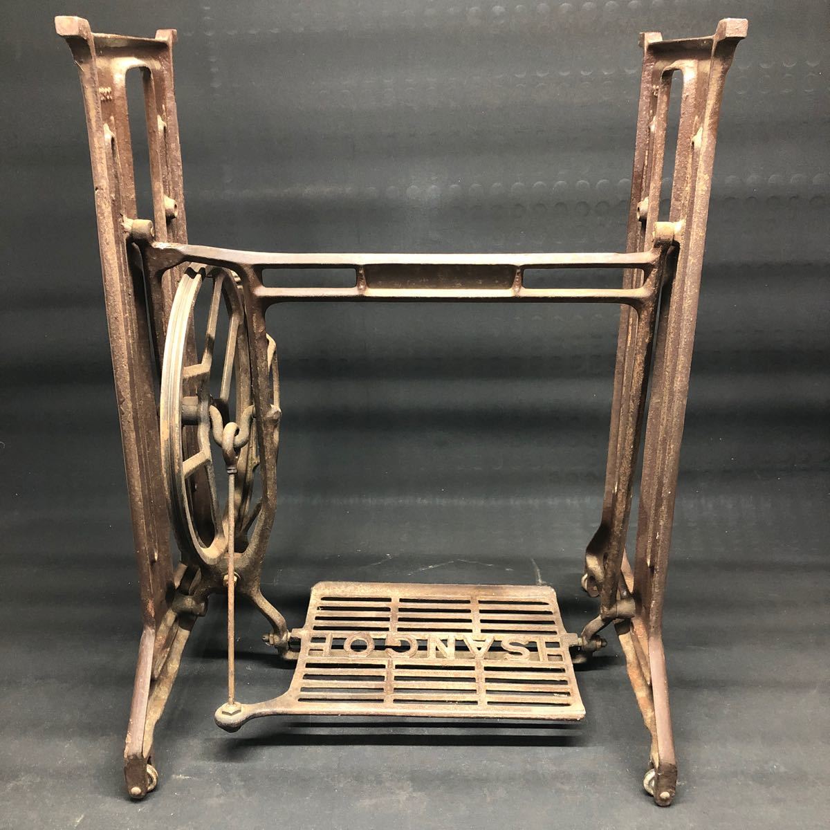 Yahoo!オークション - H57 SANGO 鉄脚 網目 足踏み ミシン アンティー...