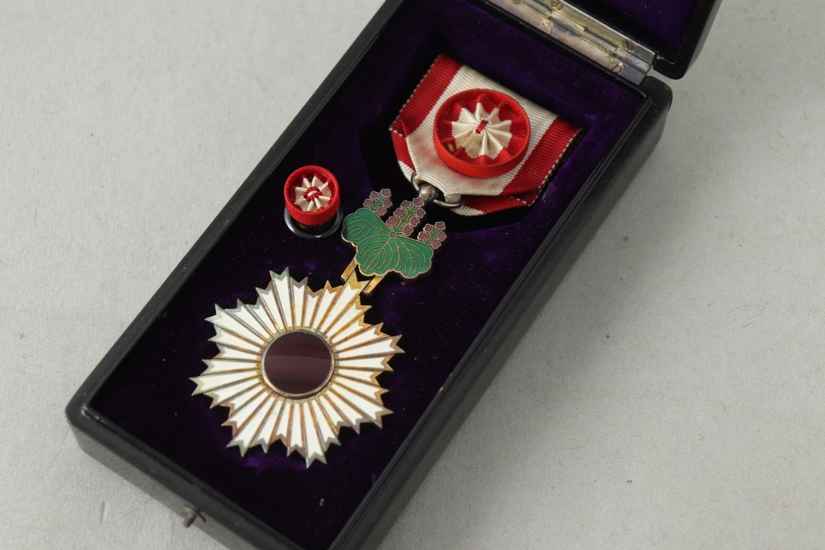 勲章 勲四等旭日小綬章 ピン型略綬 箱付 12-C026/1/60P(勲章)｜売買されたオークション情報、yahooの商品情報をアーカイブ公開 - オークファン（aucfan.com）