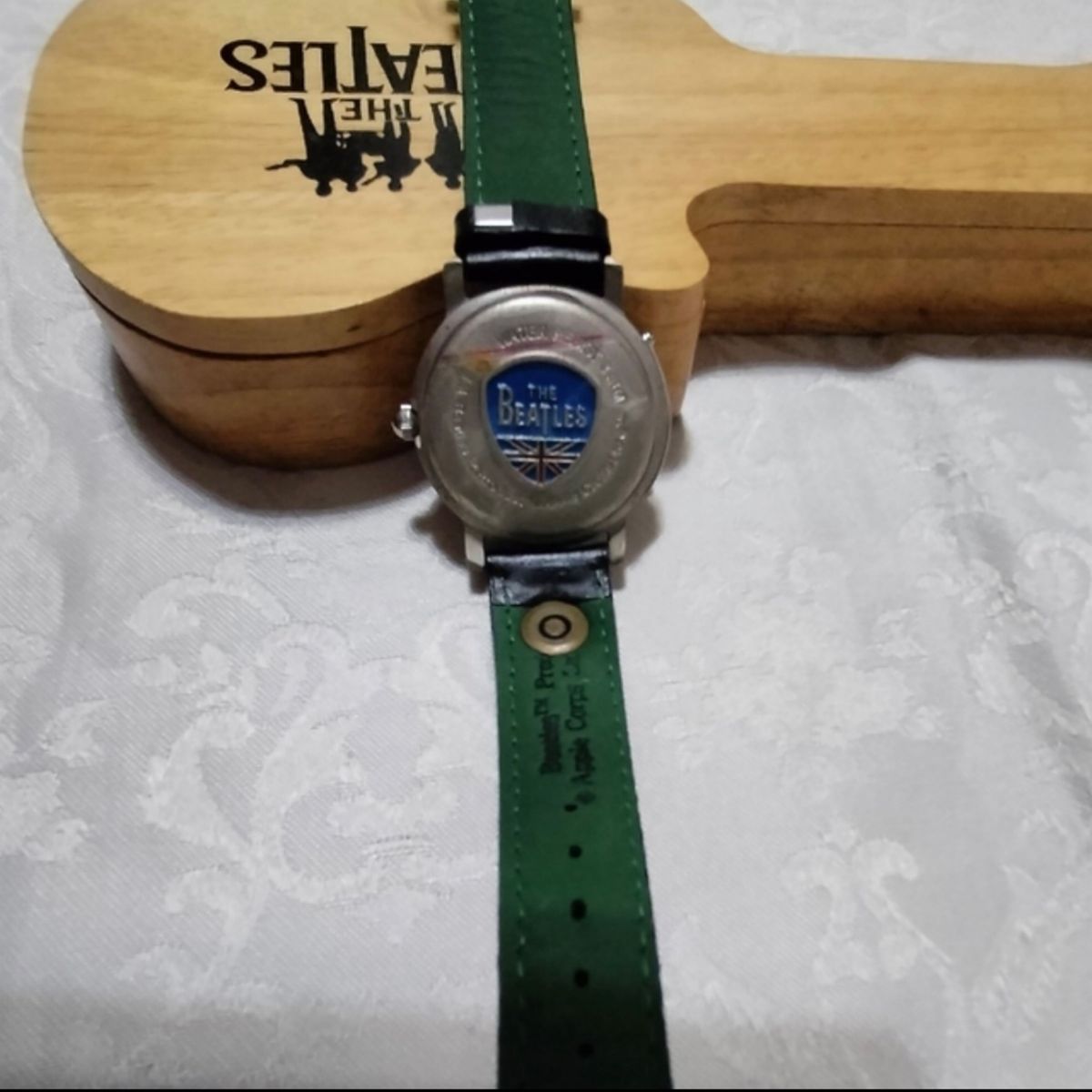 THE BEATLES Watch/ビートルズ腕時計 ギター型木箱 「LET IT BE THE BEATLES Watch/ビートルズ腕時計 ギター型木箱 「LET IT BE