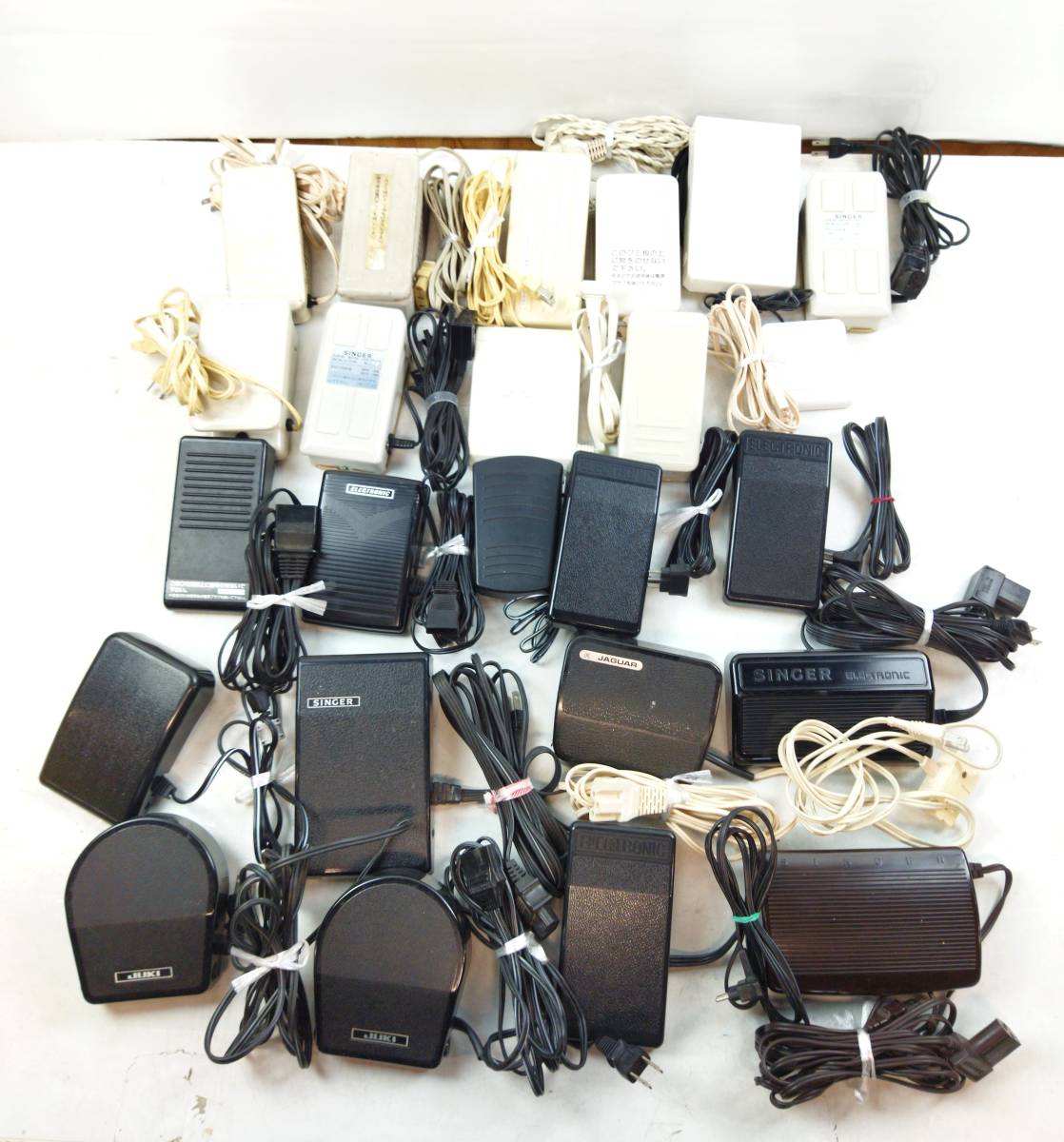 Yahoo!オークション - 【L122】 中古 24点まとめて ミシン用 フットロ...