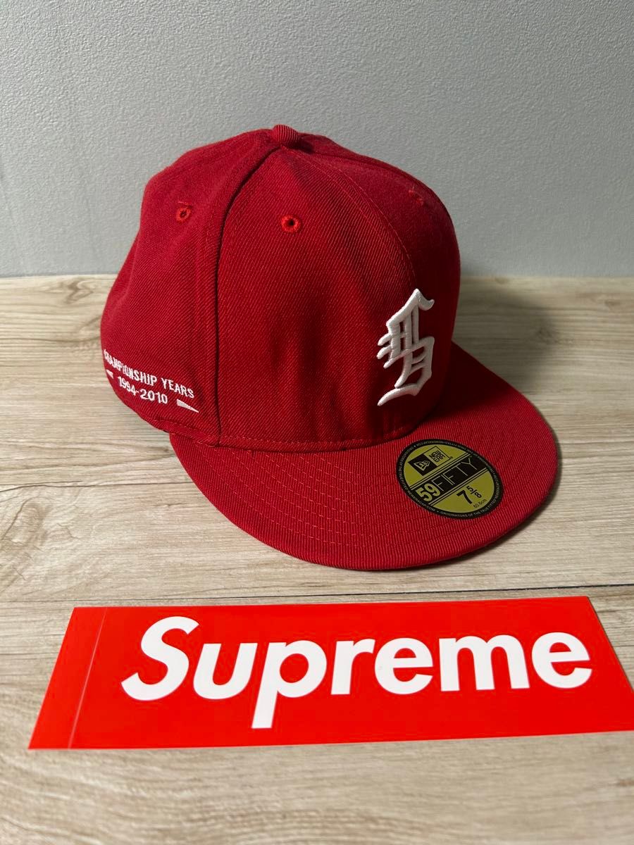 Supreme シュプリーム ニューエラ 赤 NEW ERA 60 6cm ブラック Supreme シュプリーム ニューエラ 赤 NEW ERA 60 6cm ブラック