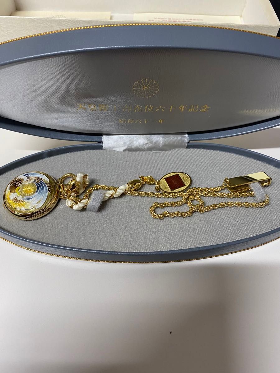 天皇陛下御在位60年記念懐中時計 純銀プレート|Yahoo!フリマ 天皇陛下御在位60年記念懐中時計 純銀プレート|Yahoo!フリマ