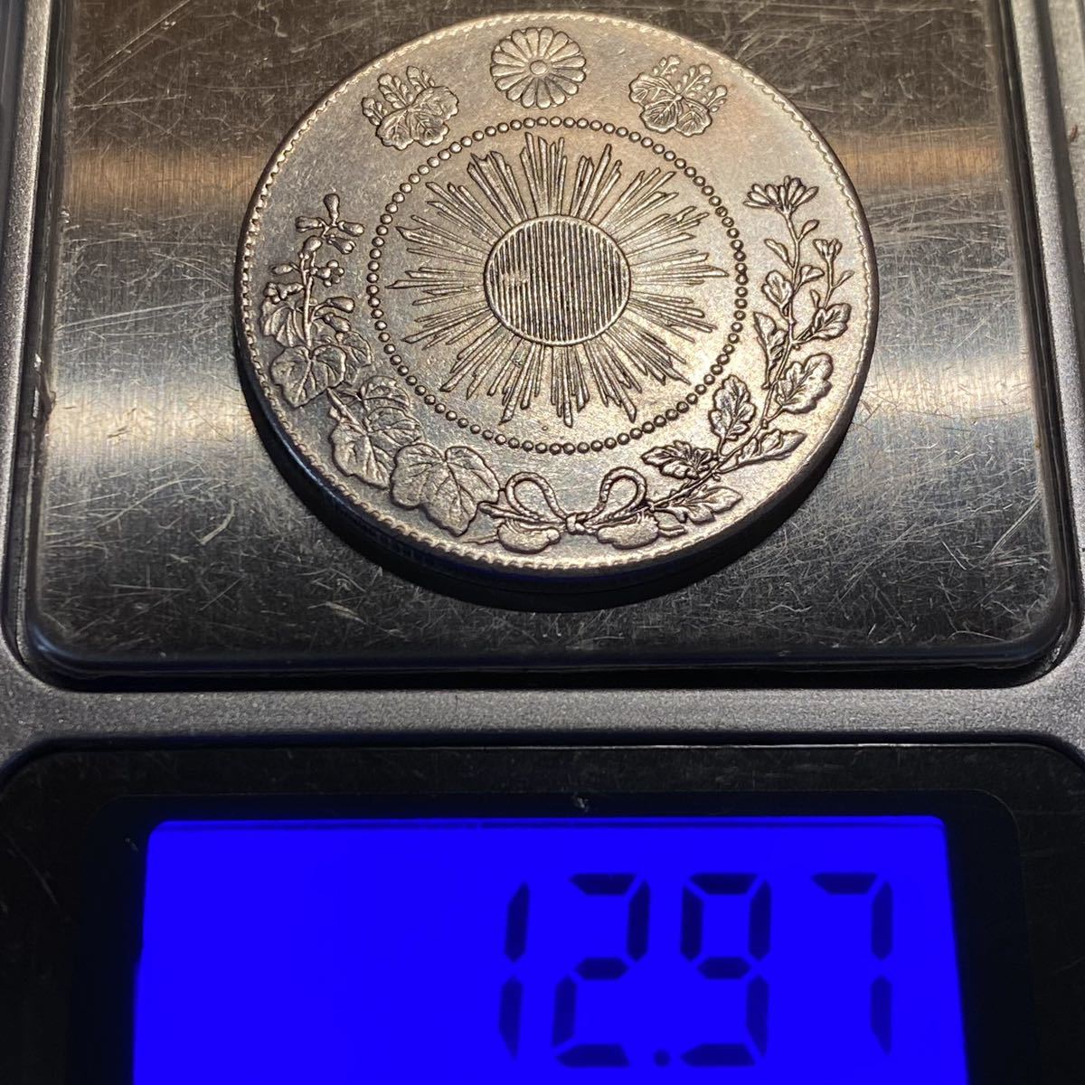 Yahoo!オークション - 古銭 旭日五十銭銀貨 菊花紋章 菊枝と桐枝 旭日 ...