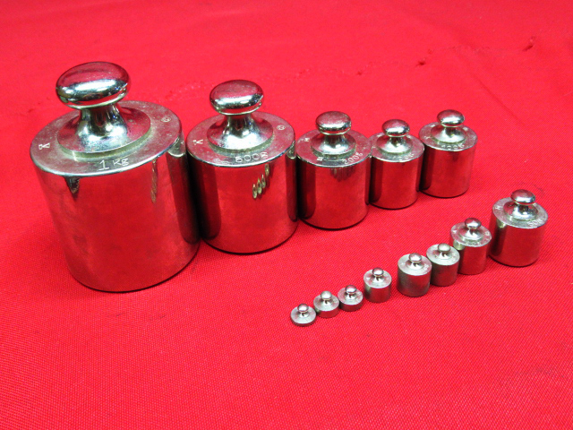 Yahoo!オークション - メーカー不明 分銅 1g 1kg セット はかり 収納ケ...