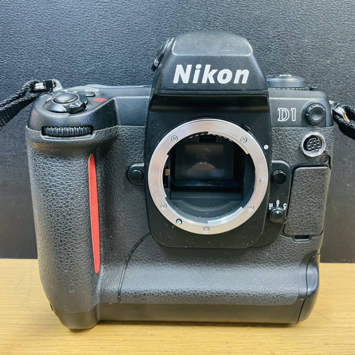 Yahoo!オークション - 動作未確認 Nikon D1 デジタル一眼レフカメラ ボ...