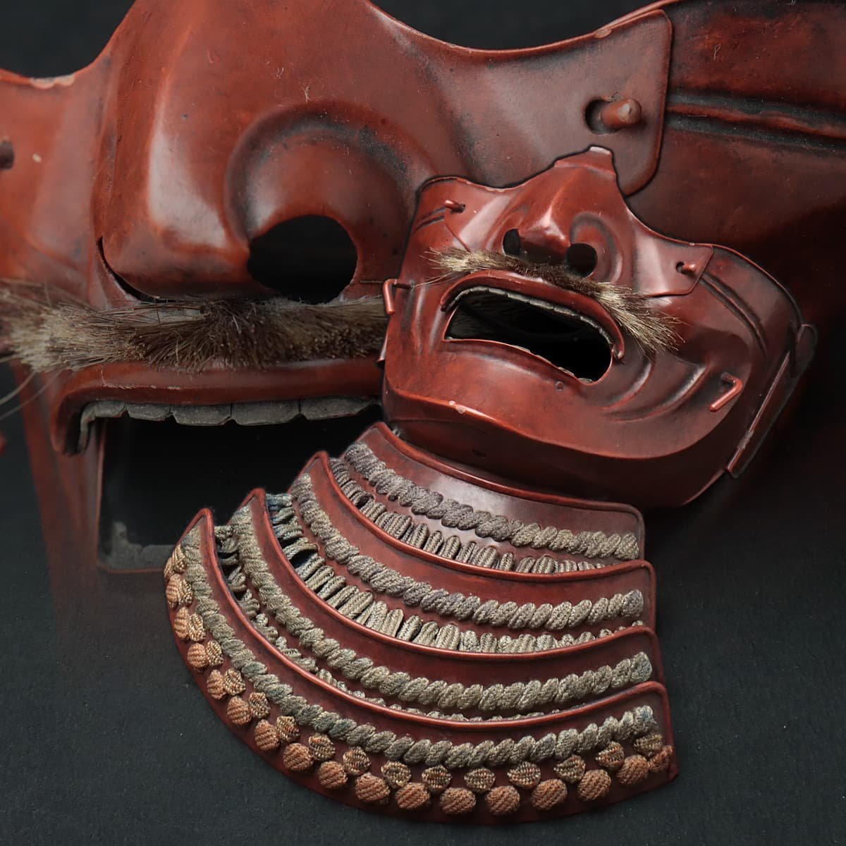 UT502 時代武具 甲冑道具 鉄地朱漆塗面頬 面皰 全長26.2cm 面縦13.8cm 重486g 隆武頬 鉄錆地隆武面頬 烈勢面 古面頬(甲冑（兜、鎧）)｜売買されたオークション情報 ...