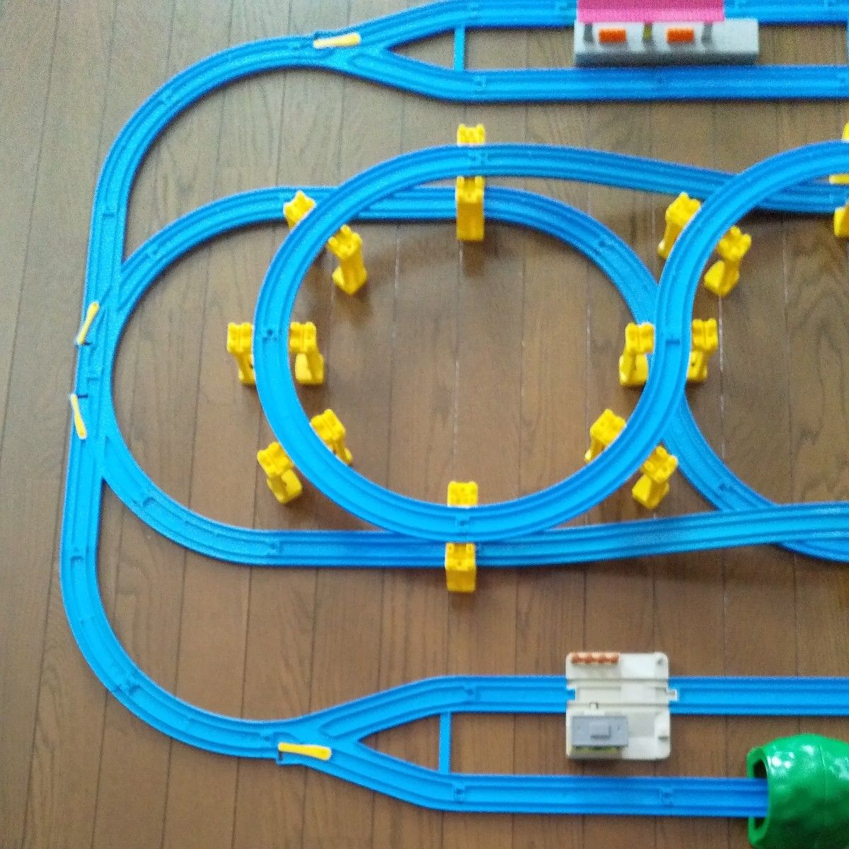 プラレールレイアウト 8の字ループ と駅 踏み切り トンネル プラレールレイアウト 8の字ループ と駅 踏み切り トンネル