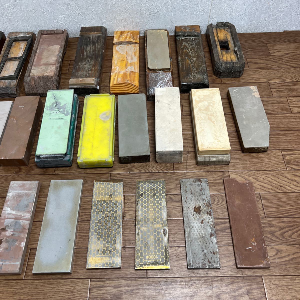 Yahoo!オークション - E933 砥石 刃物研ぎ 研磨道具 大工道具 まとめて...