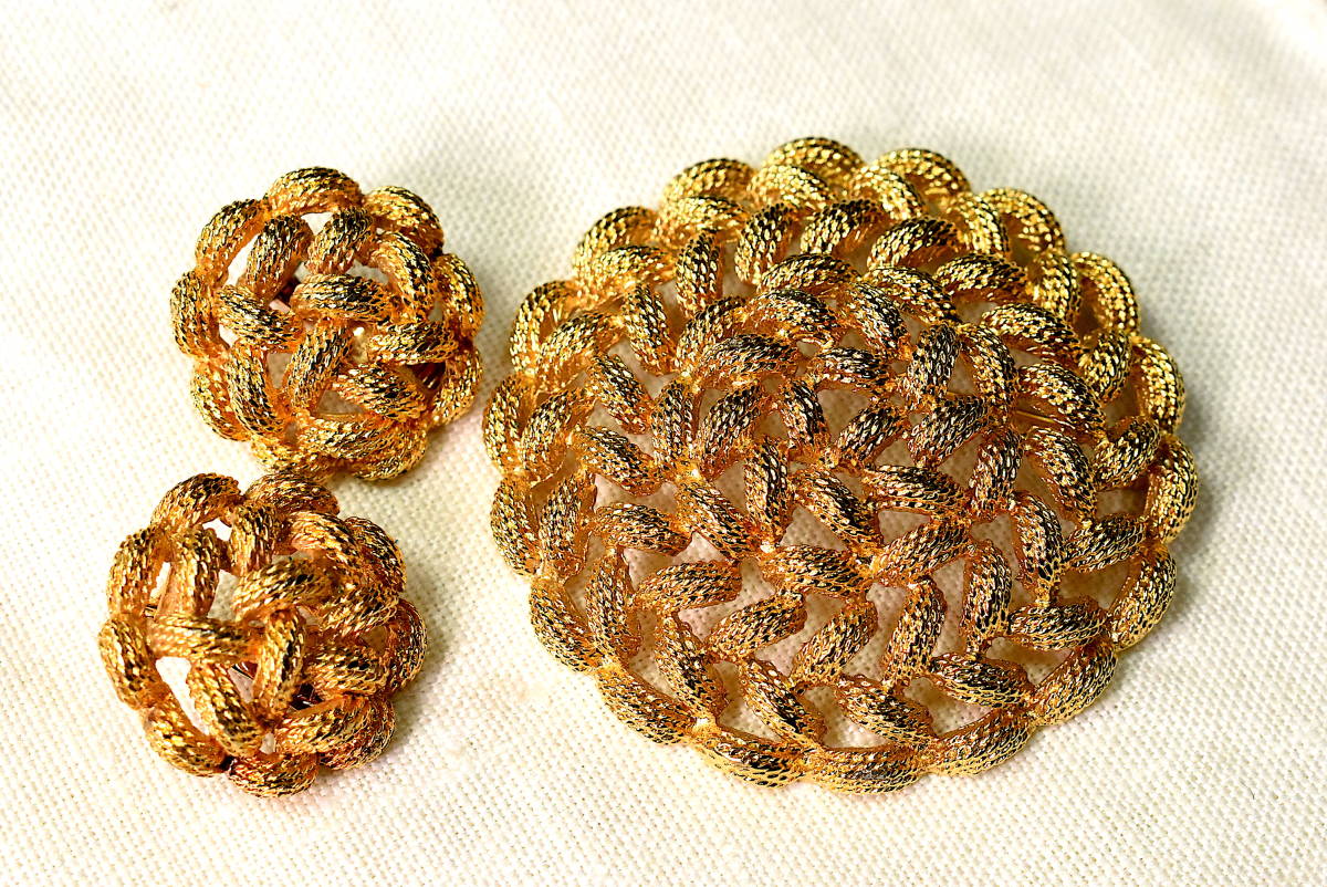 Yahoo!オークション - 【monet モネ ゴールドカラー ブローチ/イヤリン...