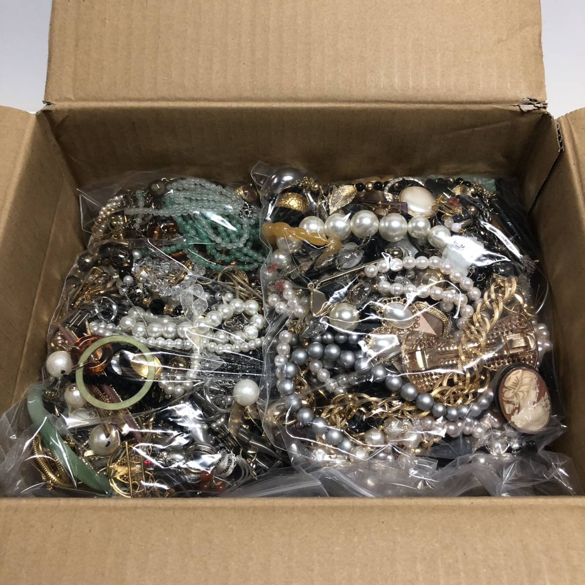 イミテーションアクセサリー まとめ売り 約5kg 4.936kg 大量セット 金メッキ等々(その他)｜売買されたオークション情報、yahooの商品情報をアーカイブ公開 - オークファン ...