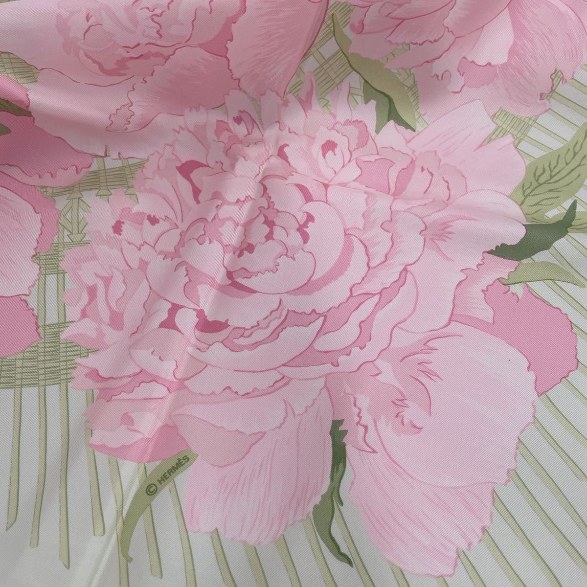 エルメス スカーフ カレ90 芍薬 Les Pivoines シルク ピンク エルメス スカーフ カレ90 芍薬 Les Pivoines シルク ピンク