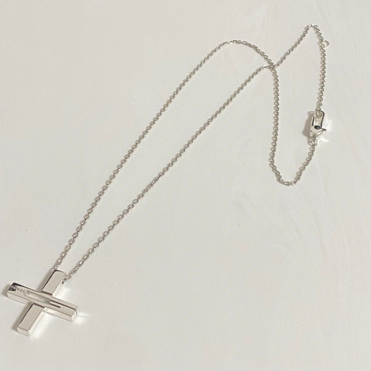 GUCCI 新品同様品 G刻印クロスネックレス 925silver 極美品 GUCCI 新品同様品 G刻印クロスネックレス 925silver 極美品