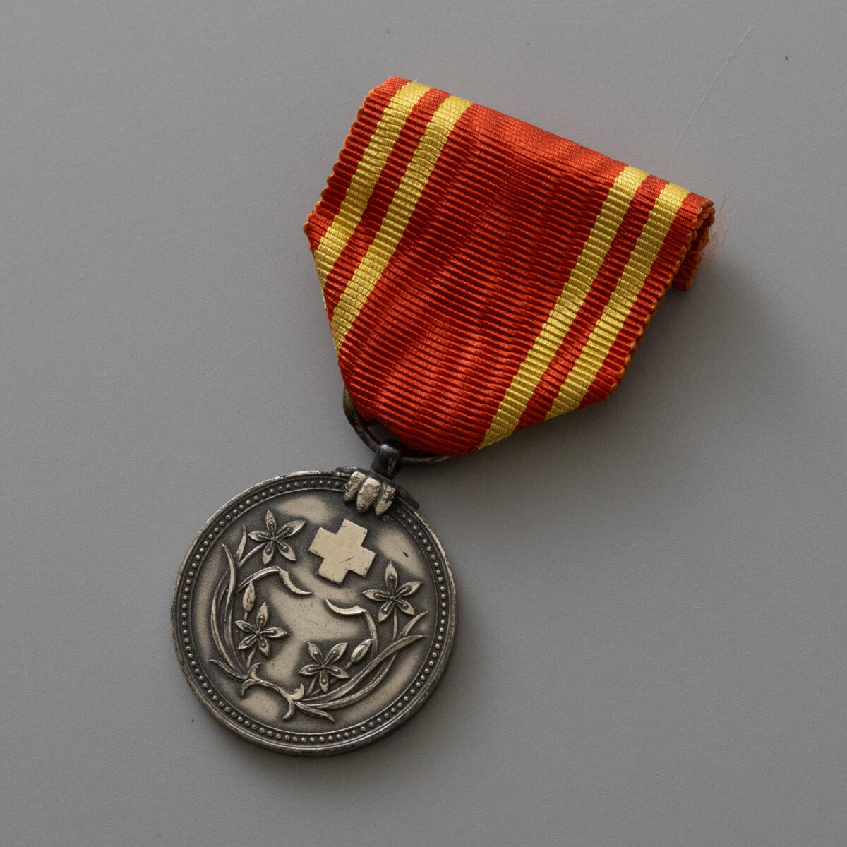 Yahoo!オークション - 満州国赤十字社正賛助員章 徽章 満洲国赤十字社 ...