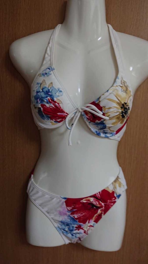Yahoo!オークション - iCB 白×花柄のビキニ2点セット 11L ニッキ...
