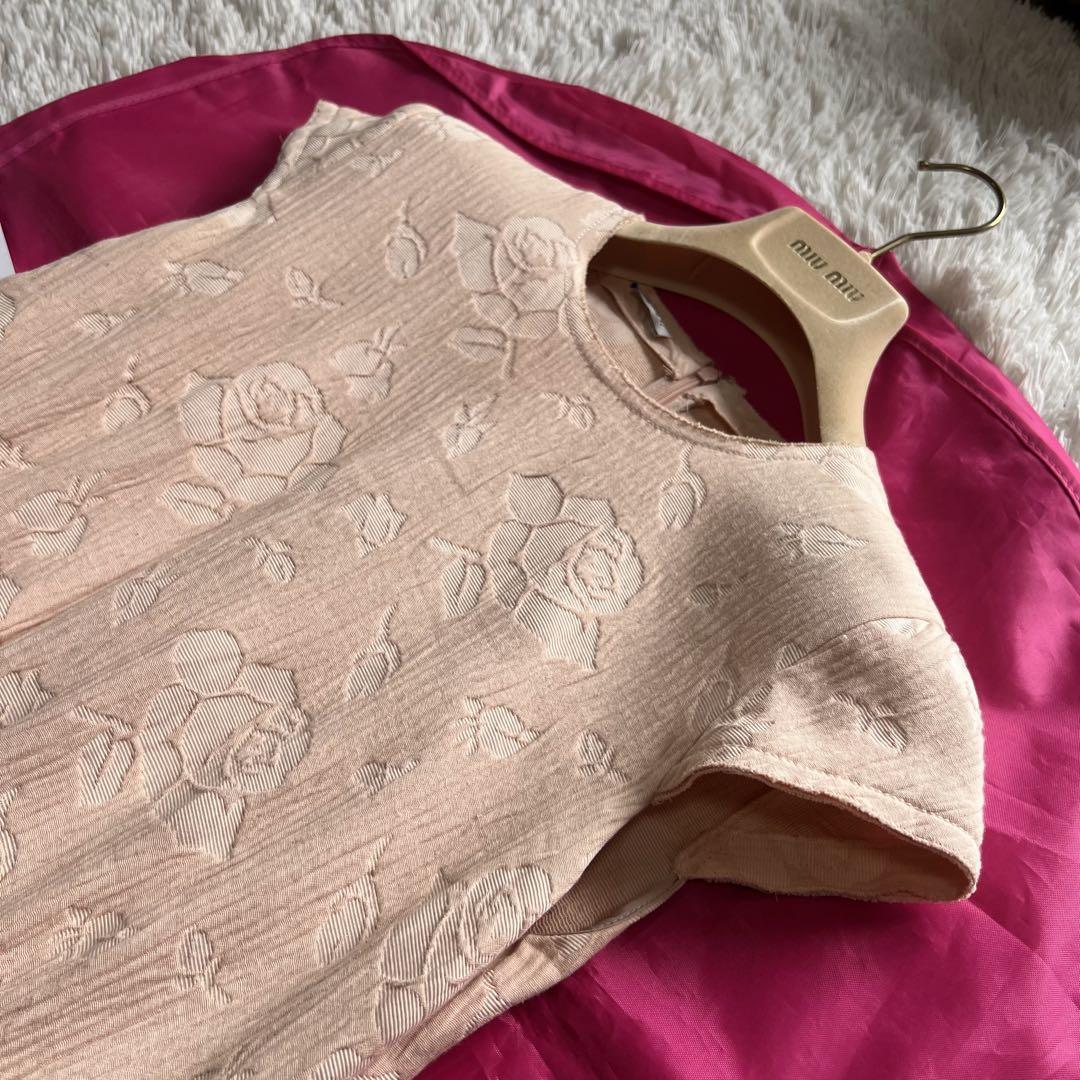 良品】MIU MIU 膝丈ワンピース サーモンピンク バラ 半袖 42 良品】MIU MIU 膝丈ワンピース サーモンピンク バラ 半袖 42
