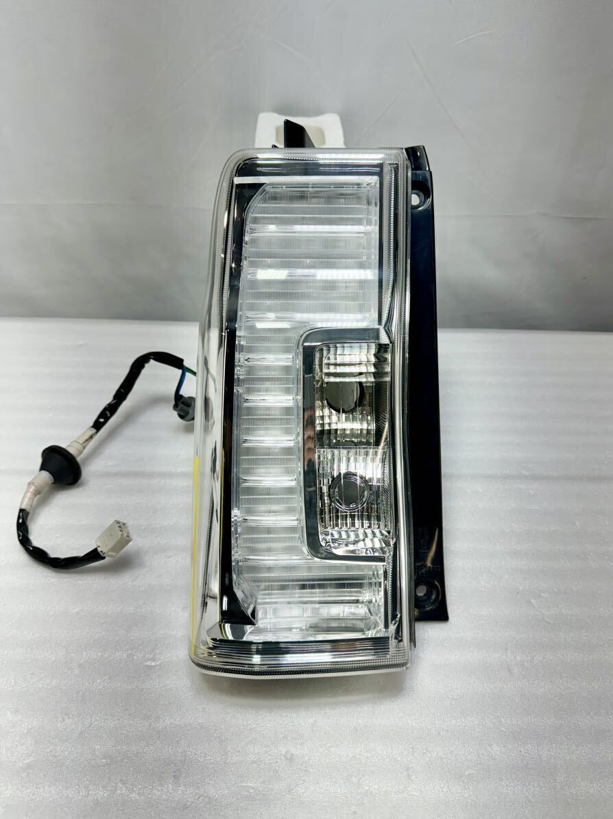 Yahoo!オークション - S-2986 タントカスタム 左 テールライト LED LA6...